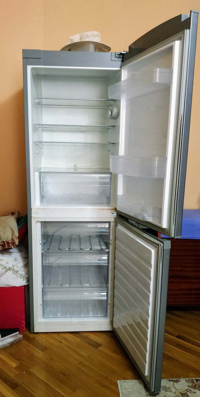 Vând frigider mare cu congelator