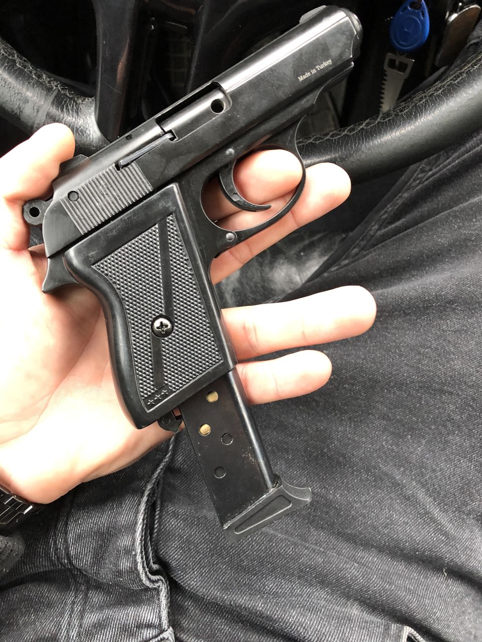 Vînd pugaci cu tot cu gloane sau Scimb pe telefon