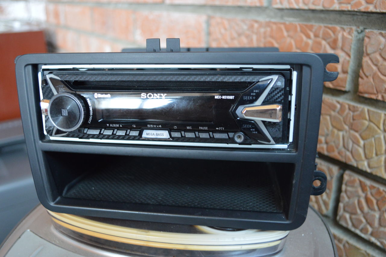 Автомагнитола Sony Xplod MEX-N5100BT с рамкой от VW