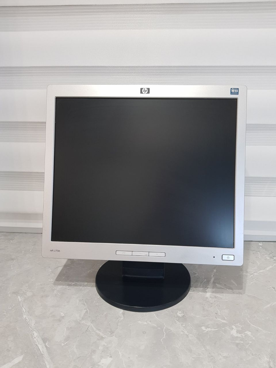 HP L1706 на 17 - VGA