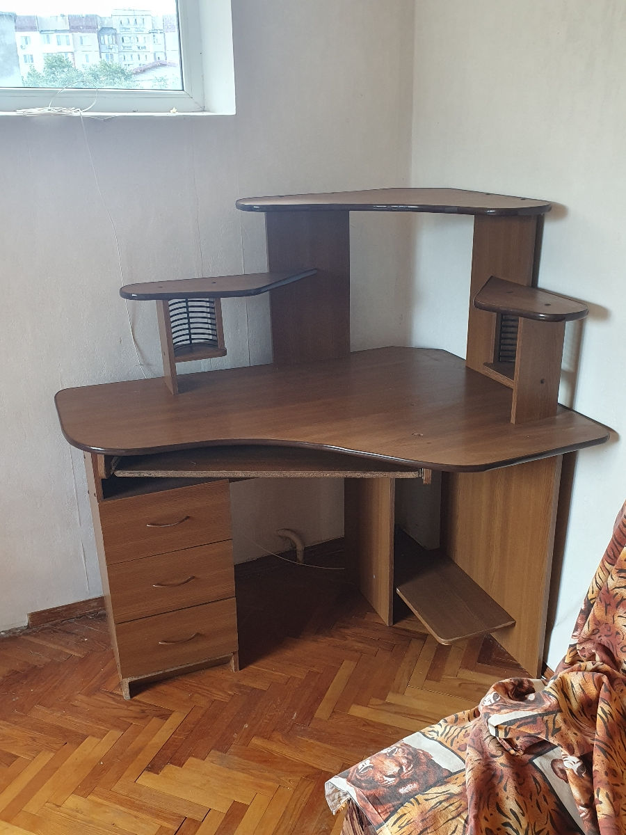 Продам универсальный компьютерный стол недорого