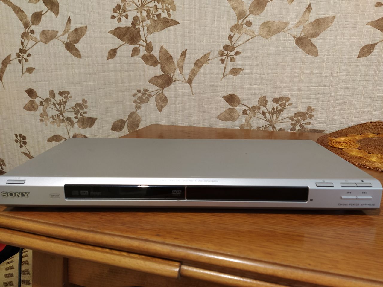 Продам DVD плеер SONY.