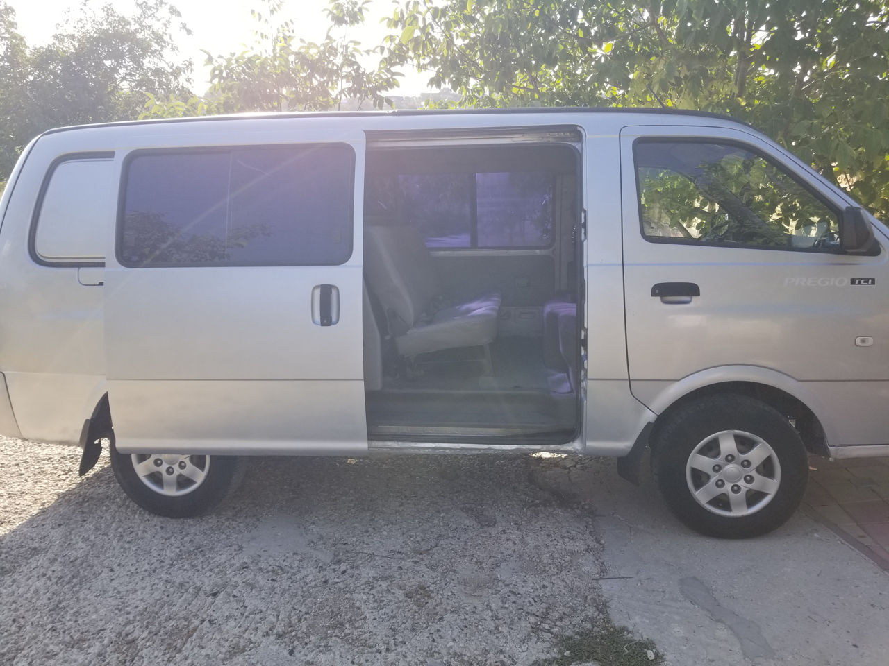 KIA Pregio