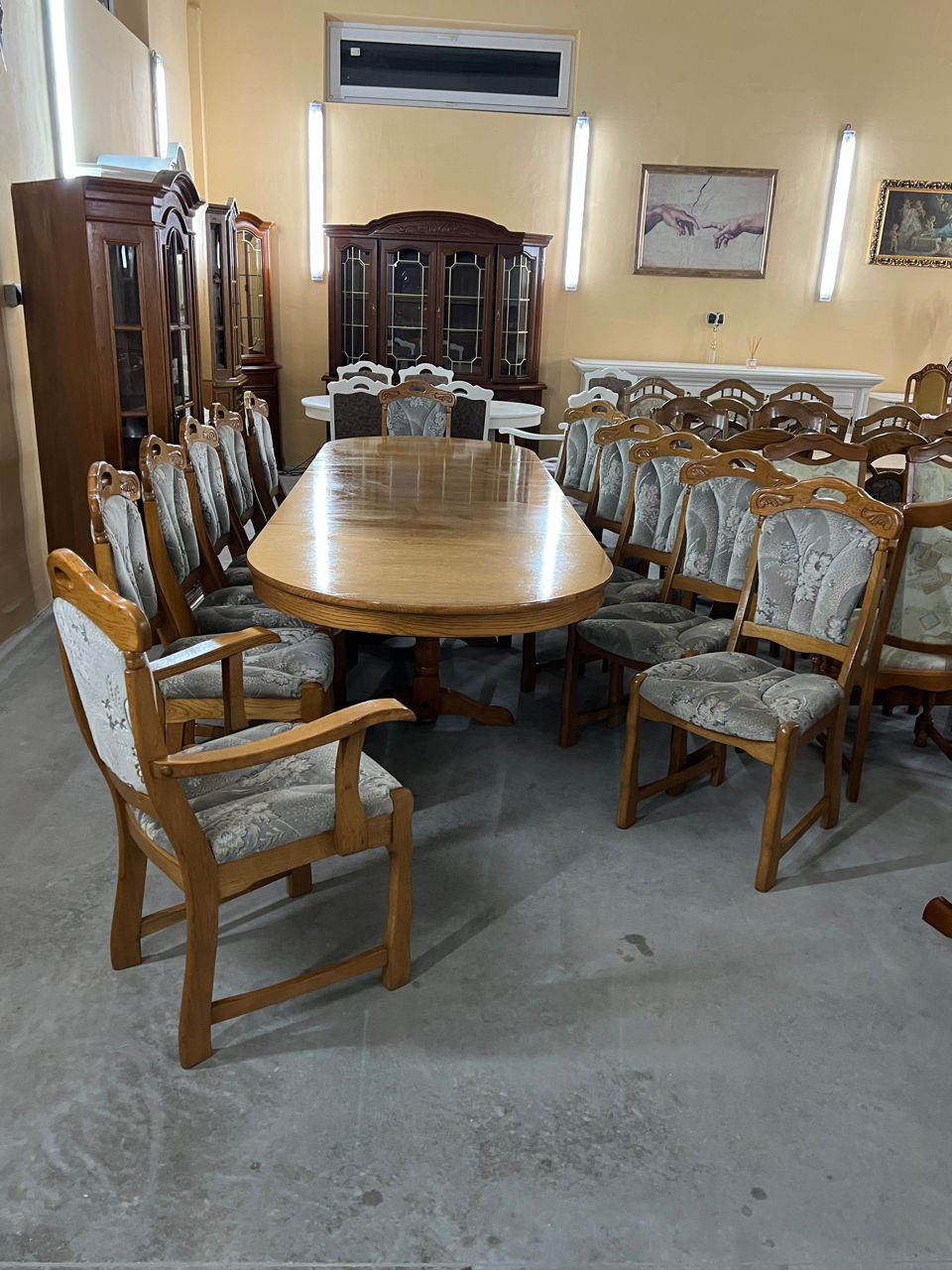 Masa ovala cu 12 scaune din lemn natural