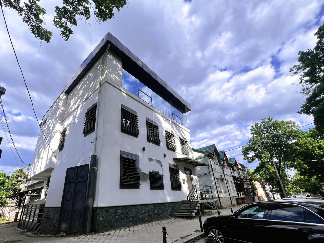 Clădire separată cu 13 birouri și 5 locuri de parcare