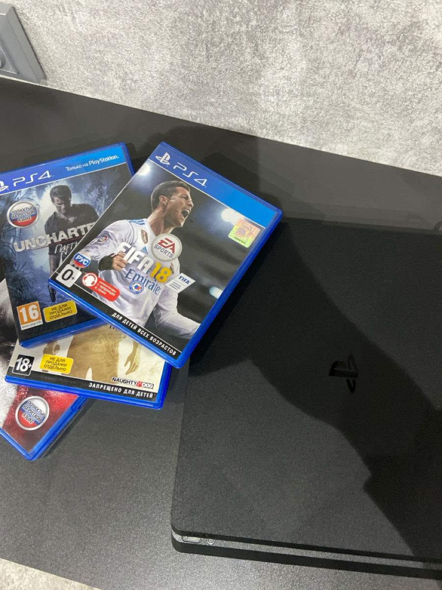 PlayStation 4 Slim + 4 jocuri