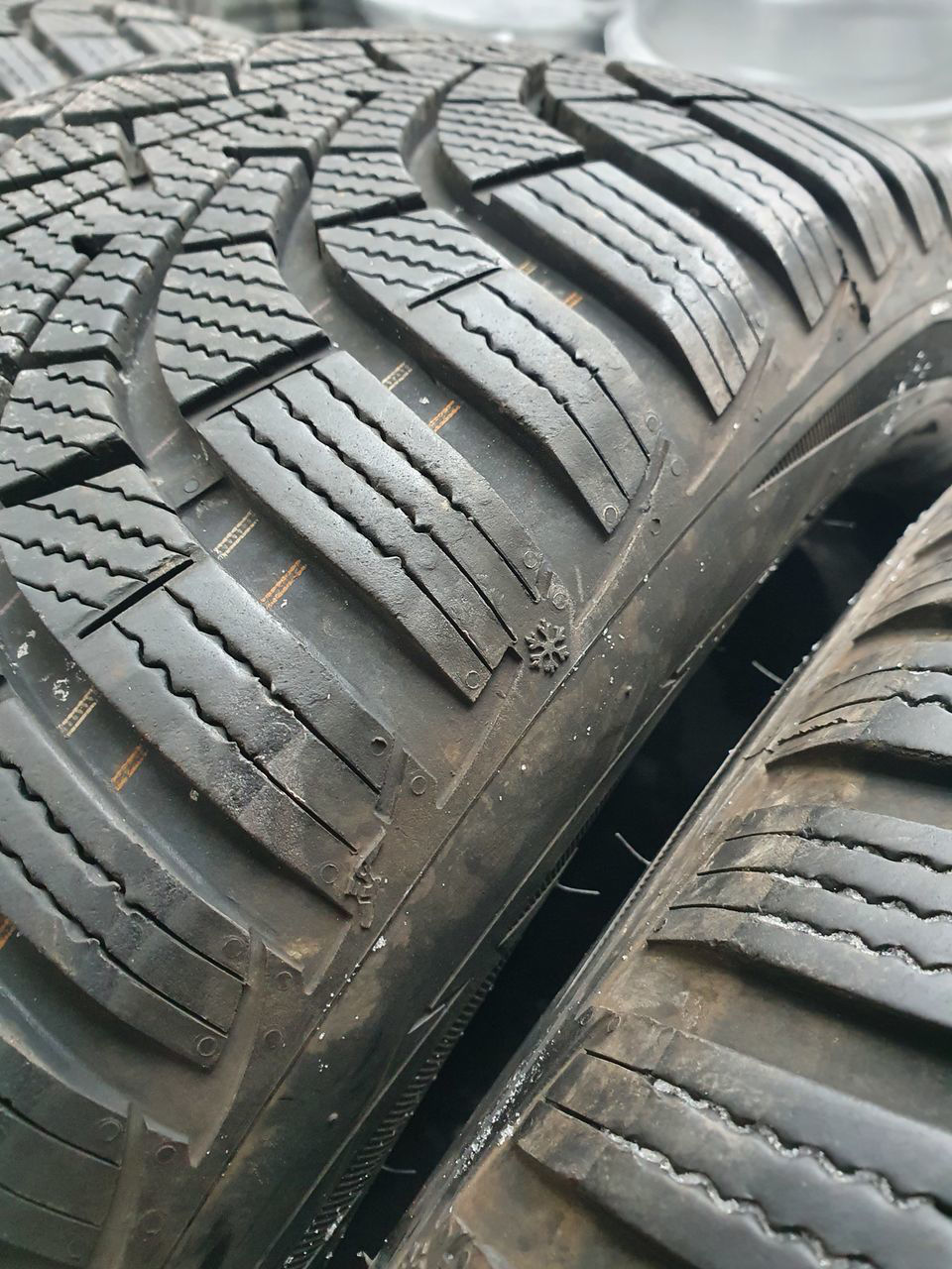 195/65/ R15- Goodyear.