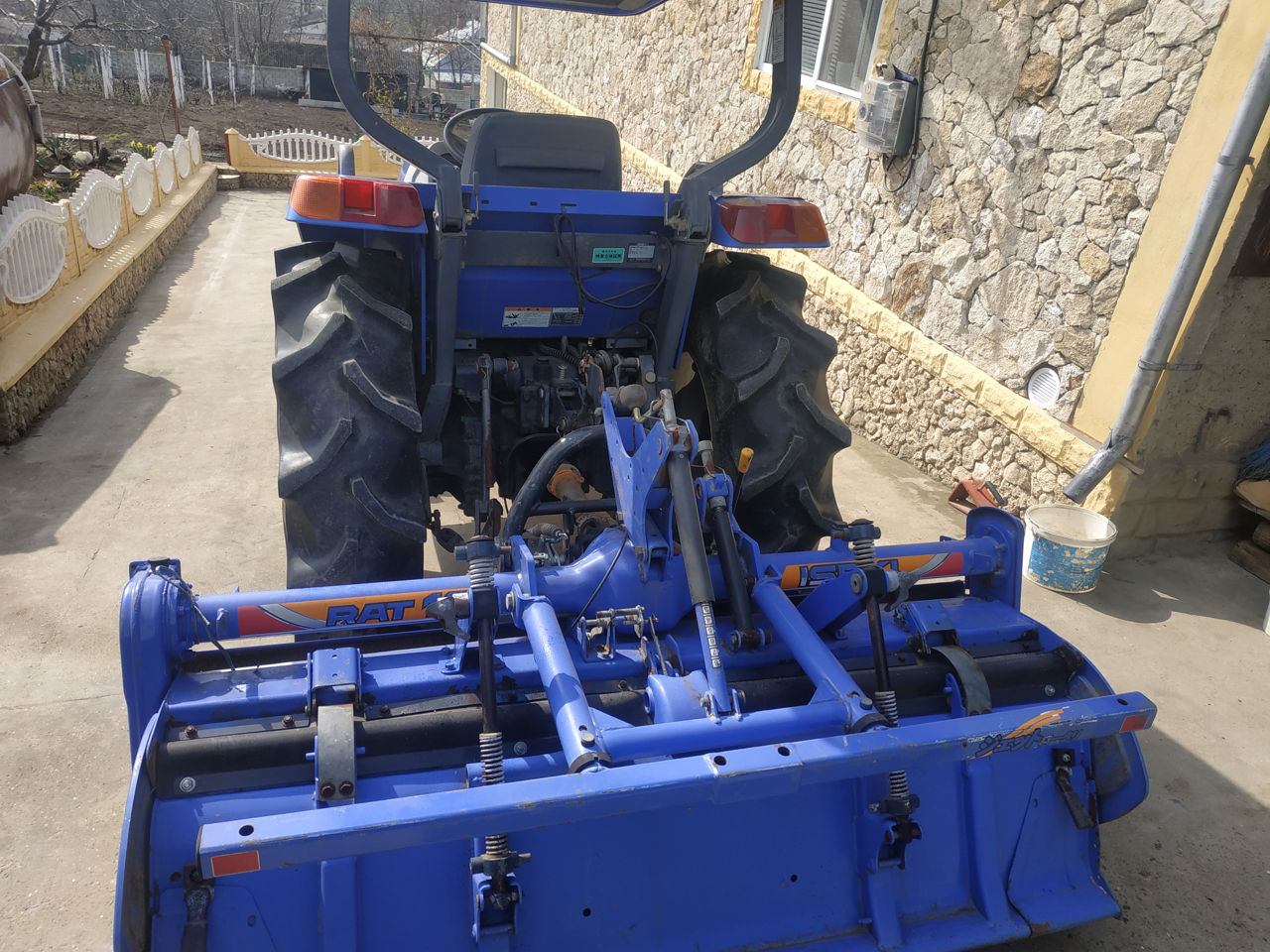 tractor japonez și plug pentru mini tractor