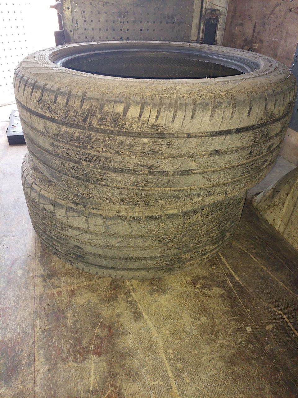 Se vinde 2 anvelope anu 2022