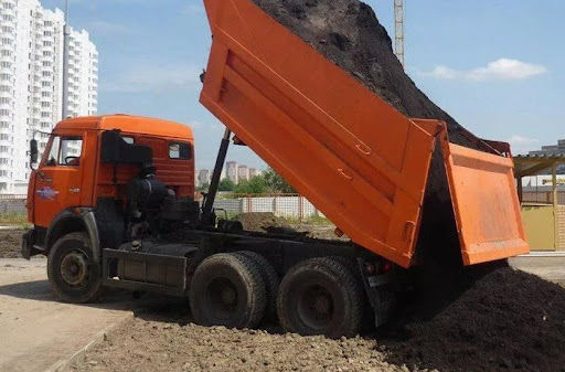 Доставка чернозёма и разброс по участку