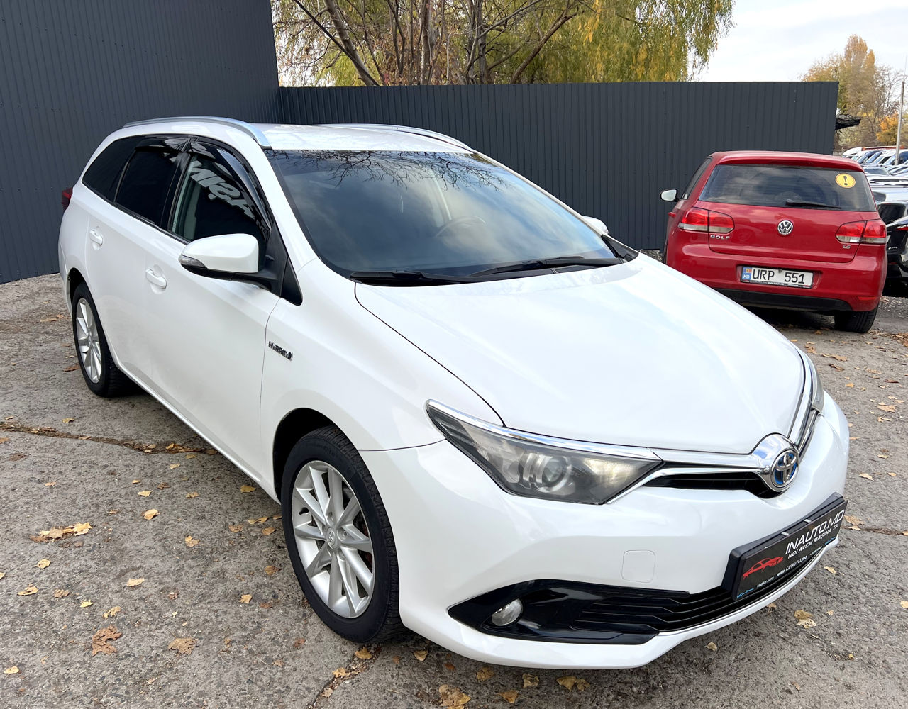 Toyota Auris 2015 г. с пробегом 218000 км, Гибрид, 8599
