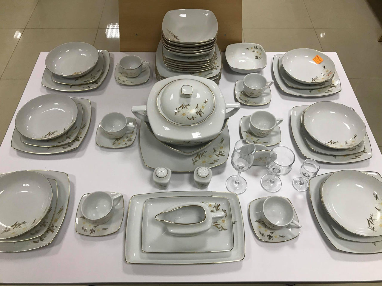 Vesela din porțelan . Set farfurii ,seturi pentru masa ,set ceai si ...