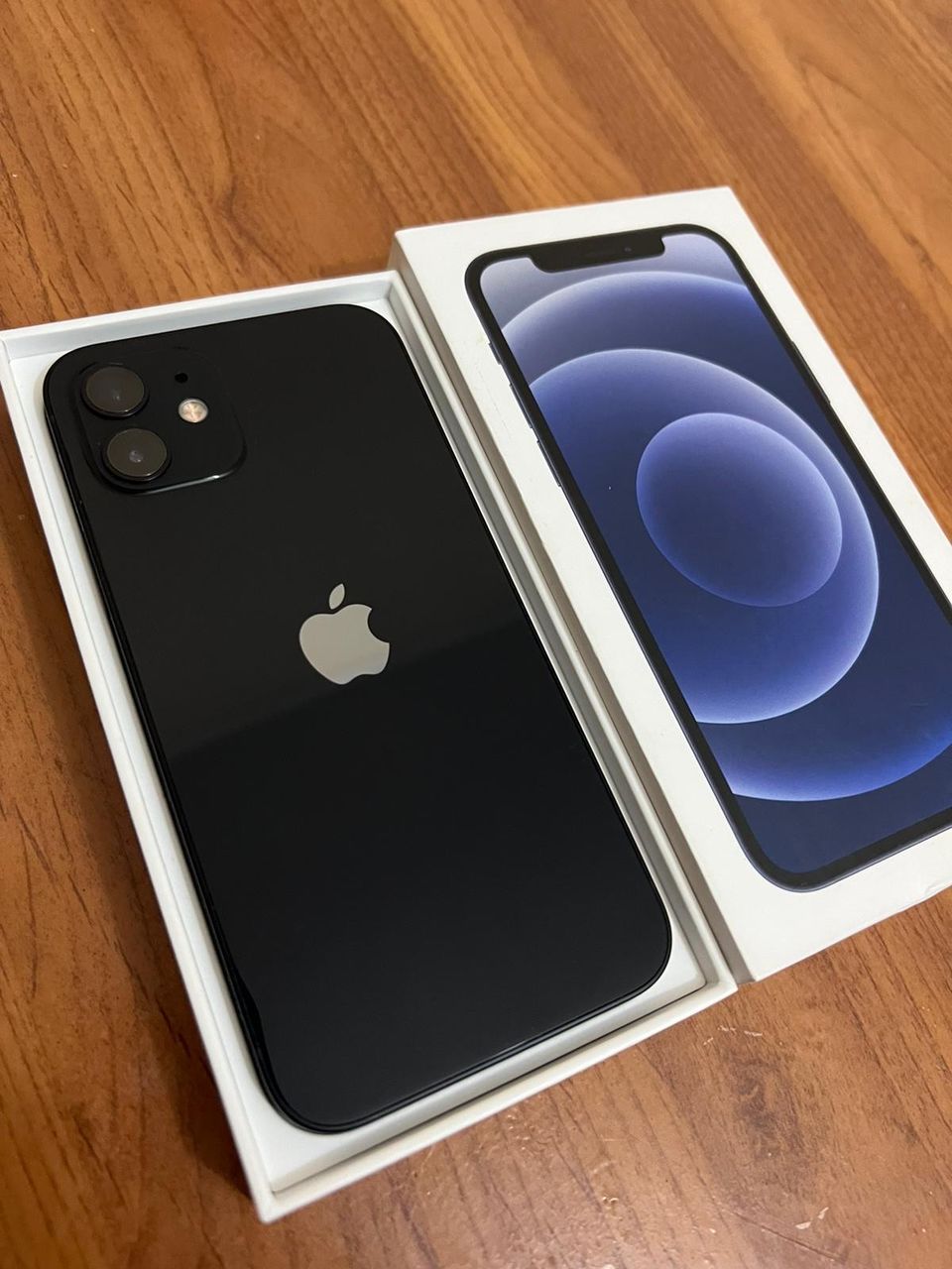 Se vinde iPhone 12, 64 GB negru