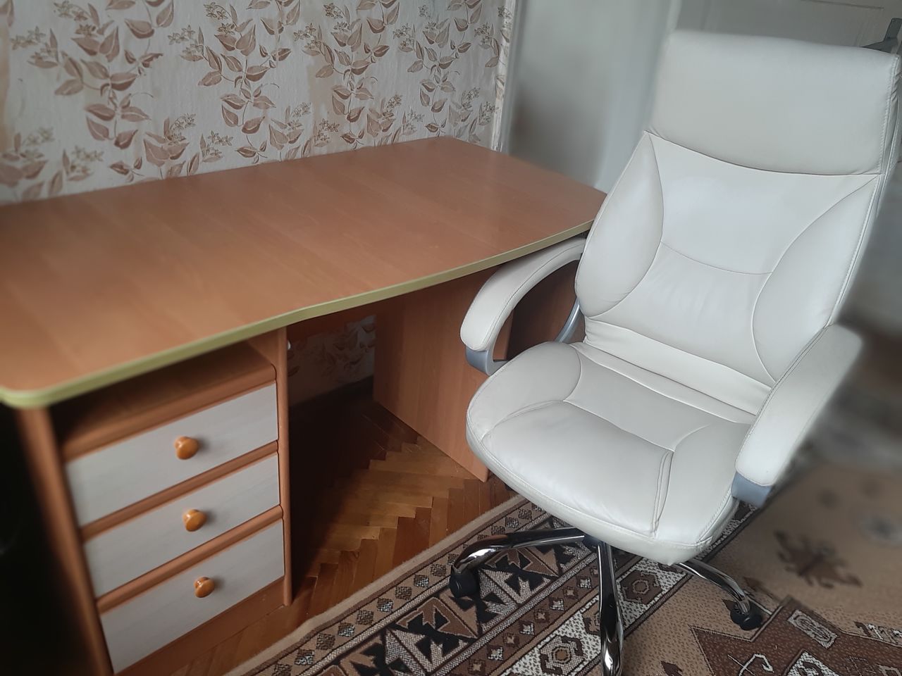 vind masa cu fotoliu in satre foarte buna