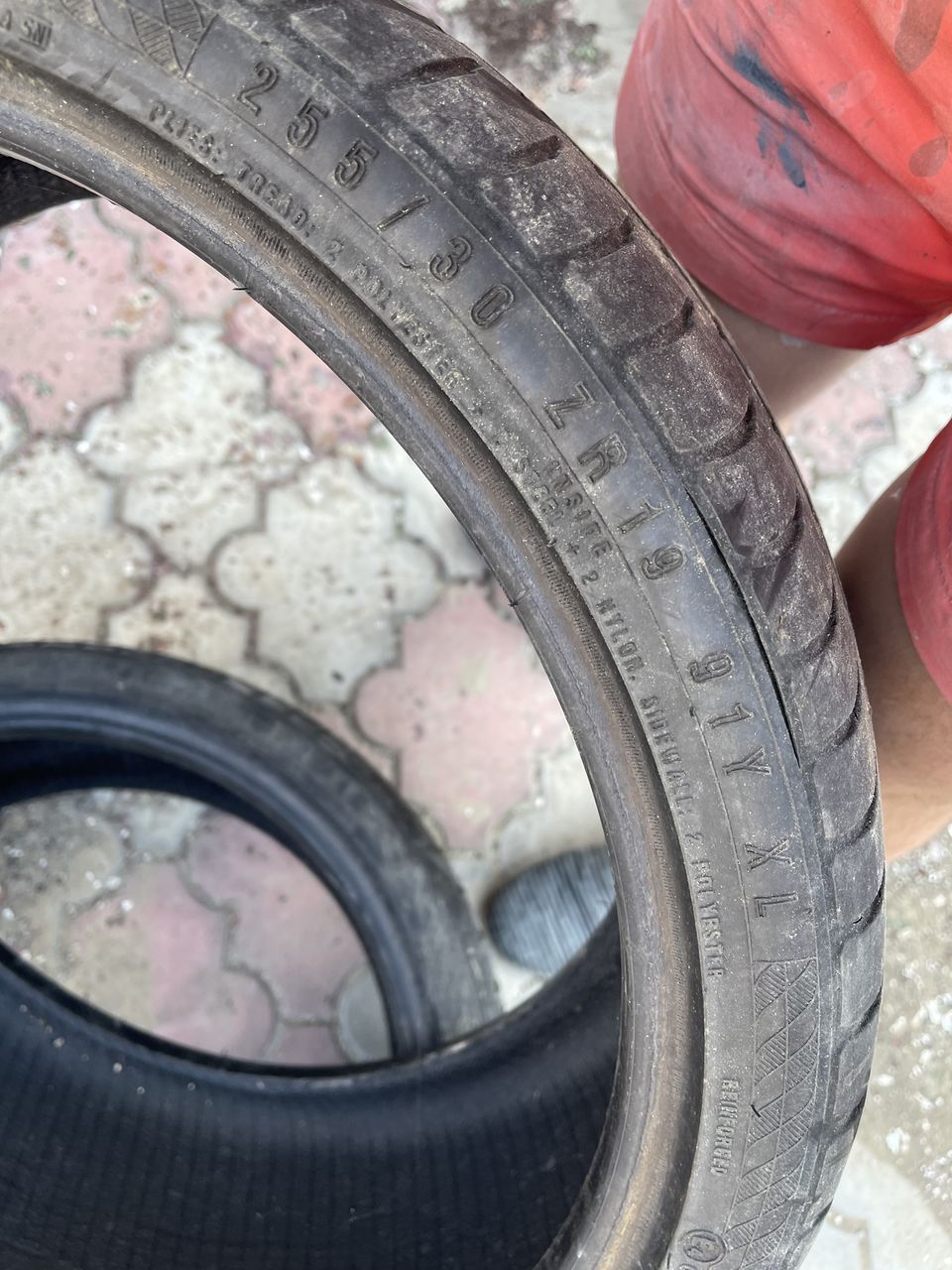 255/30 R19