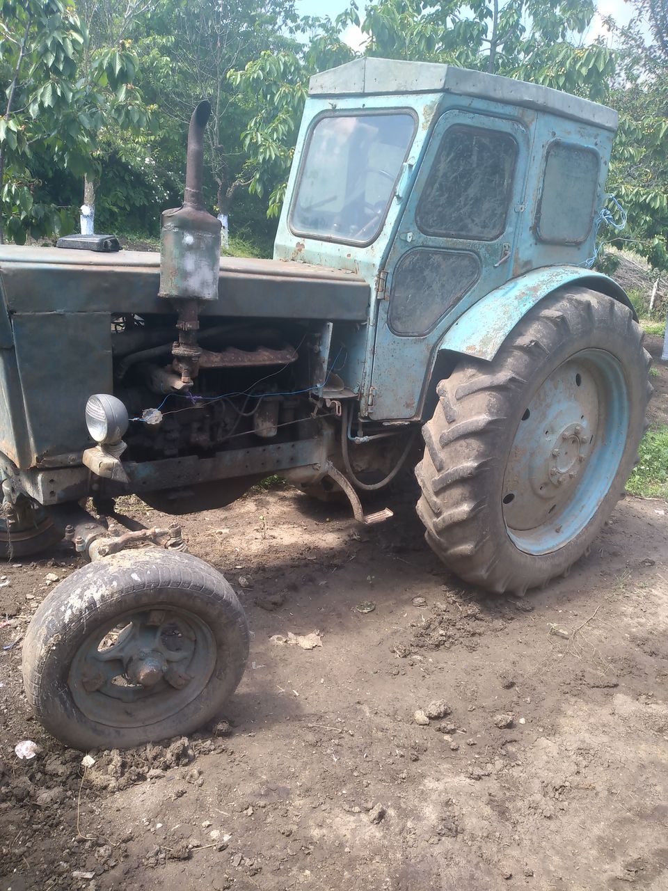 Vînd tractor