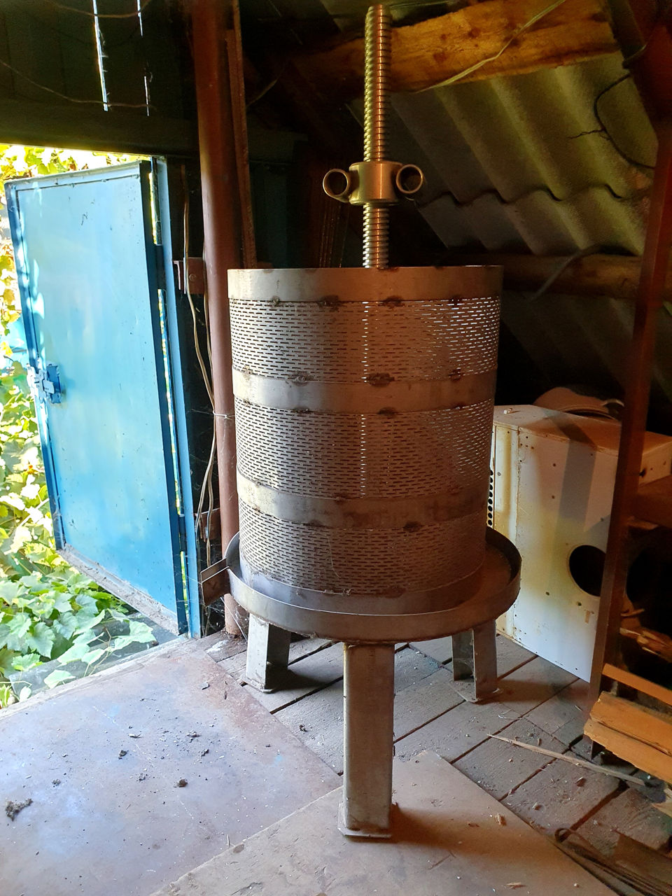 se vinde un teasc nou, total din inox, cu volumul de 120 L