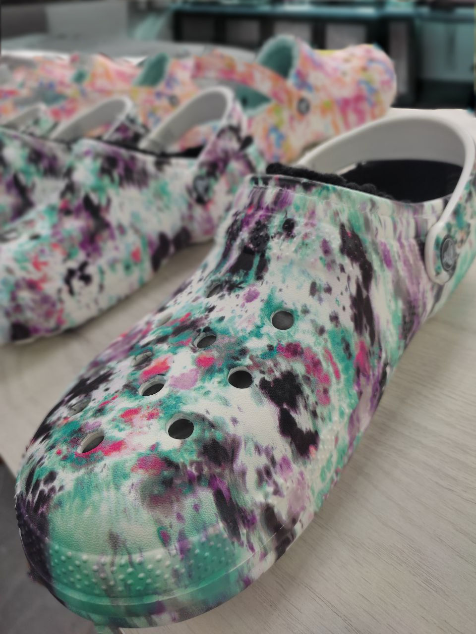 Dual Crocs Comfort Classic Tie-Dye Graphic Clog