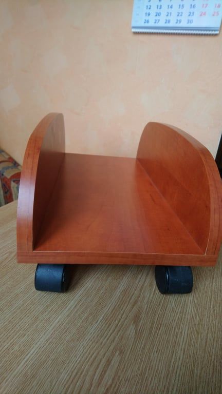 Suport pe roti pentru calculator / procesor