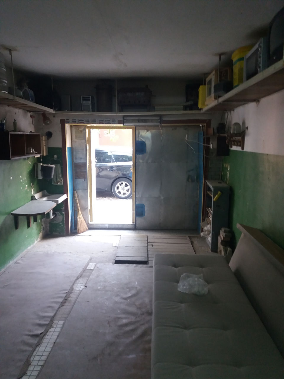 Se vinde sau se da in chirie garaj cu 2 nivele+subsol.