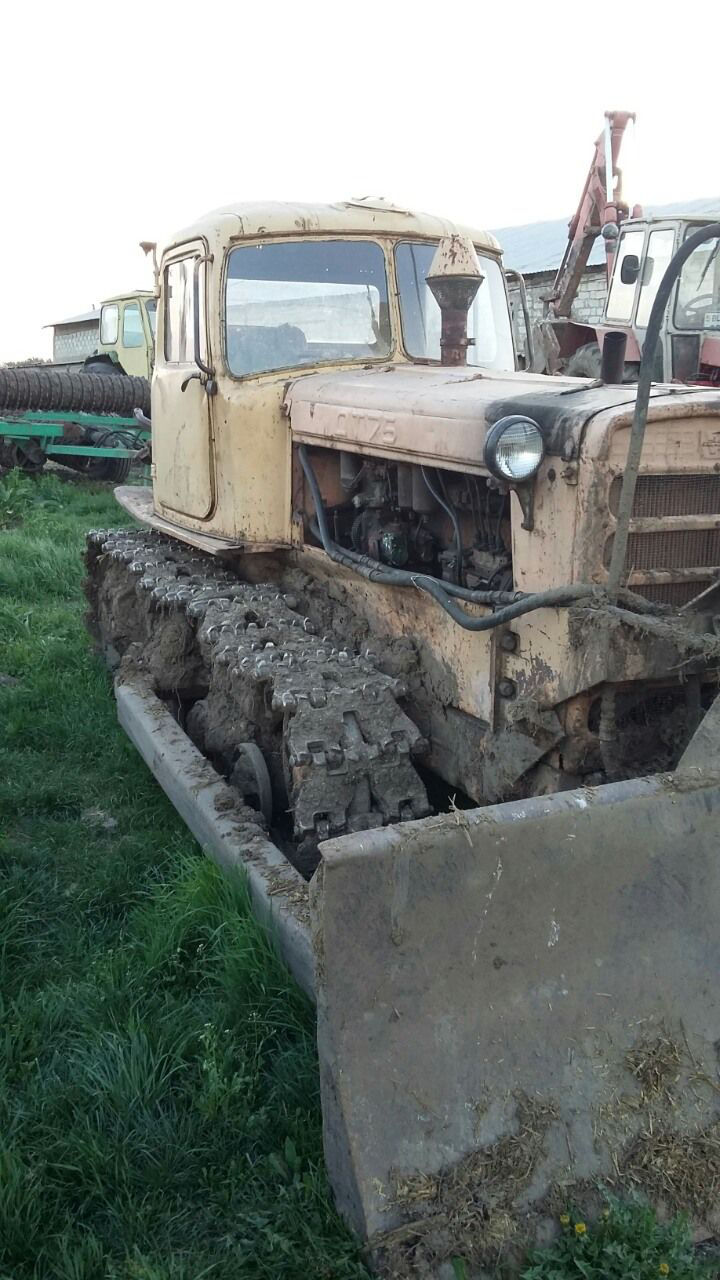 Cumpar tractor DT75 ca pe fotografie , куплю трактор дт75 как на фото