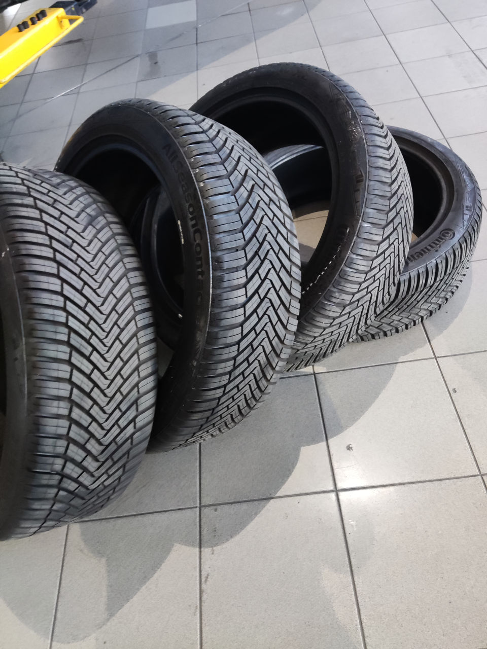 235/45 R20 All Season Continental