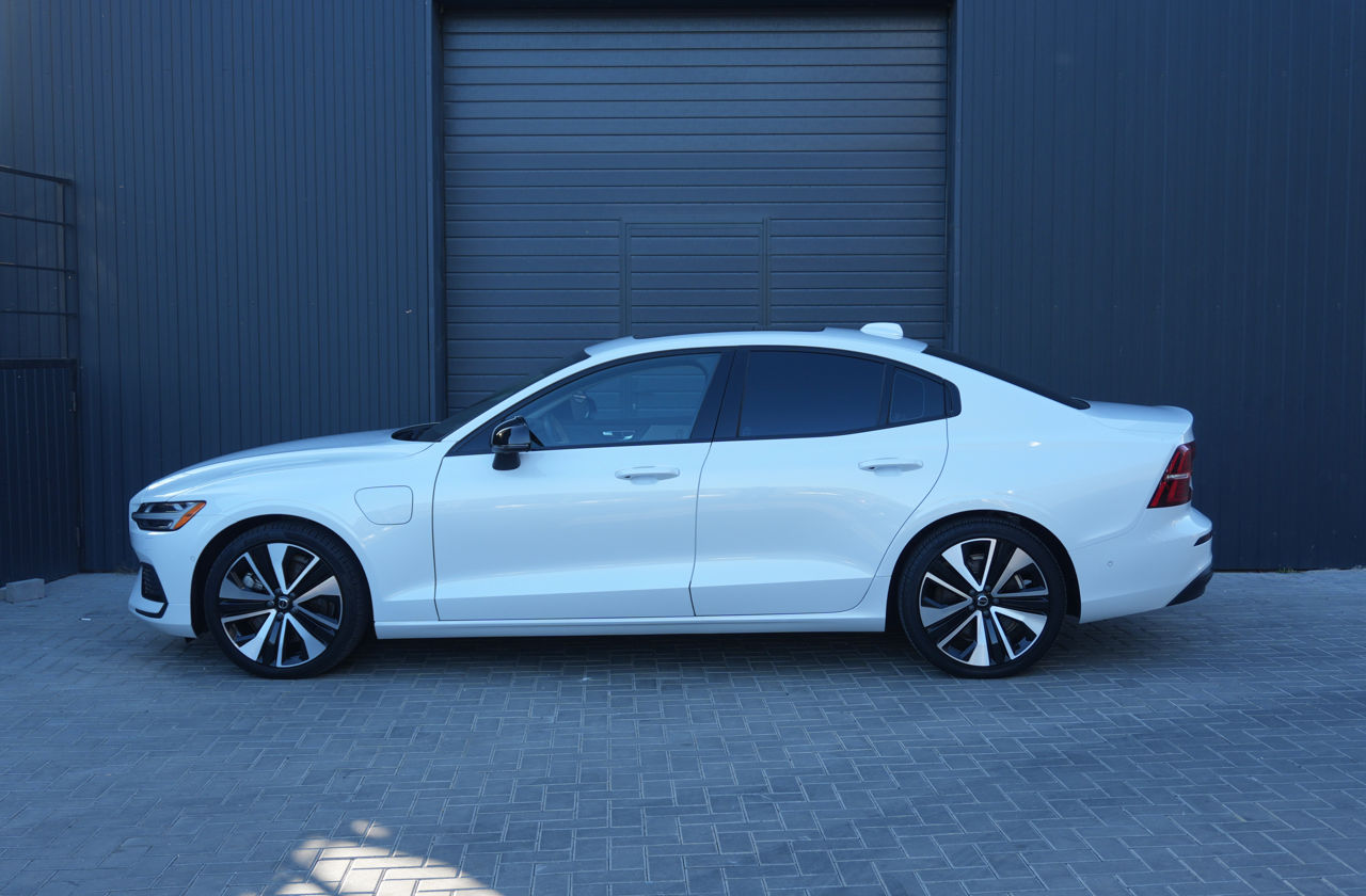 Volvo S60 2022 г. с пробегом 46537 км, Плагин-гибрид (бензин), 30000