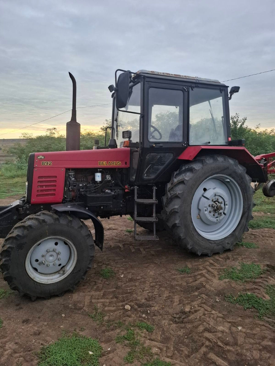 Vînd Tractor, Plug, Semănătoare, Stropitoare