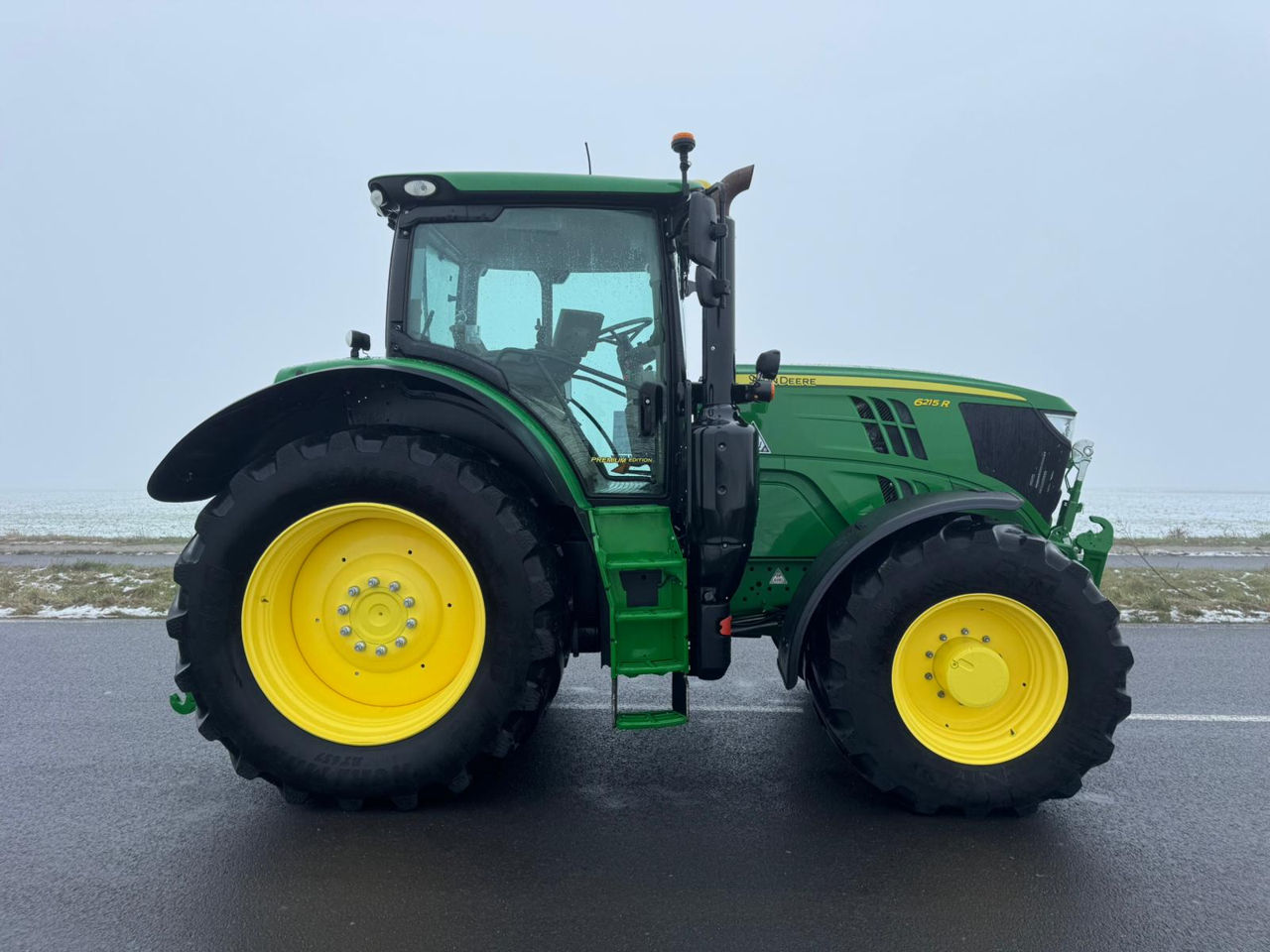 John Deere 6215r