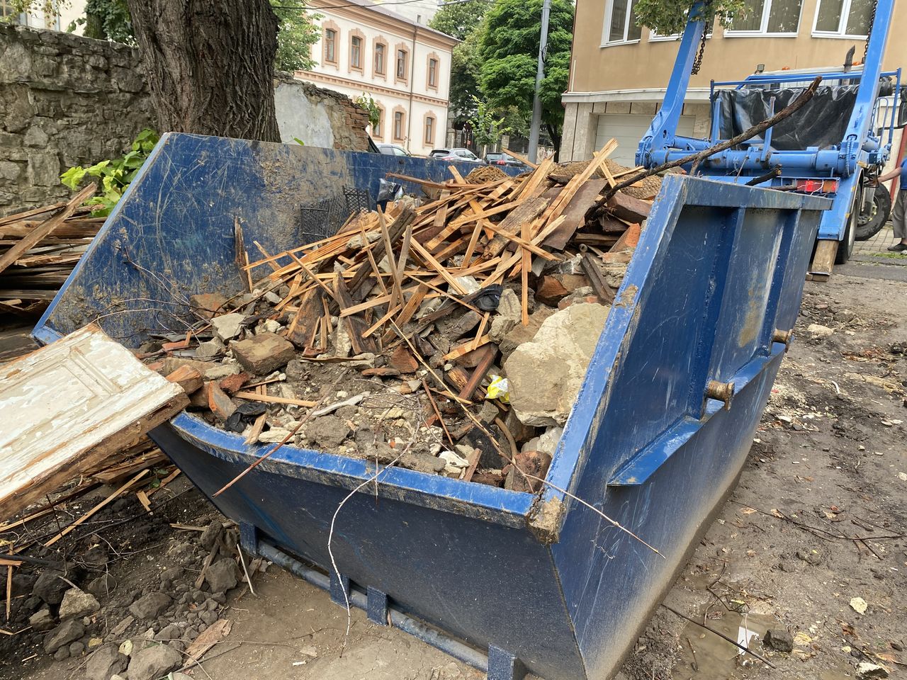 Evacuam gunoi cu container 8m3 pamint , piatra ,Hamali