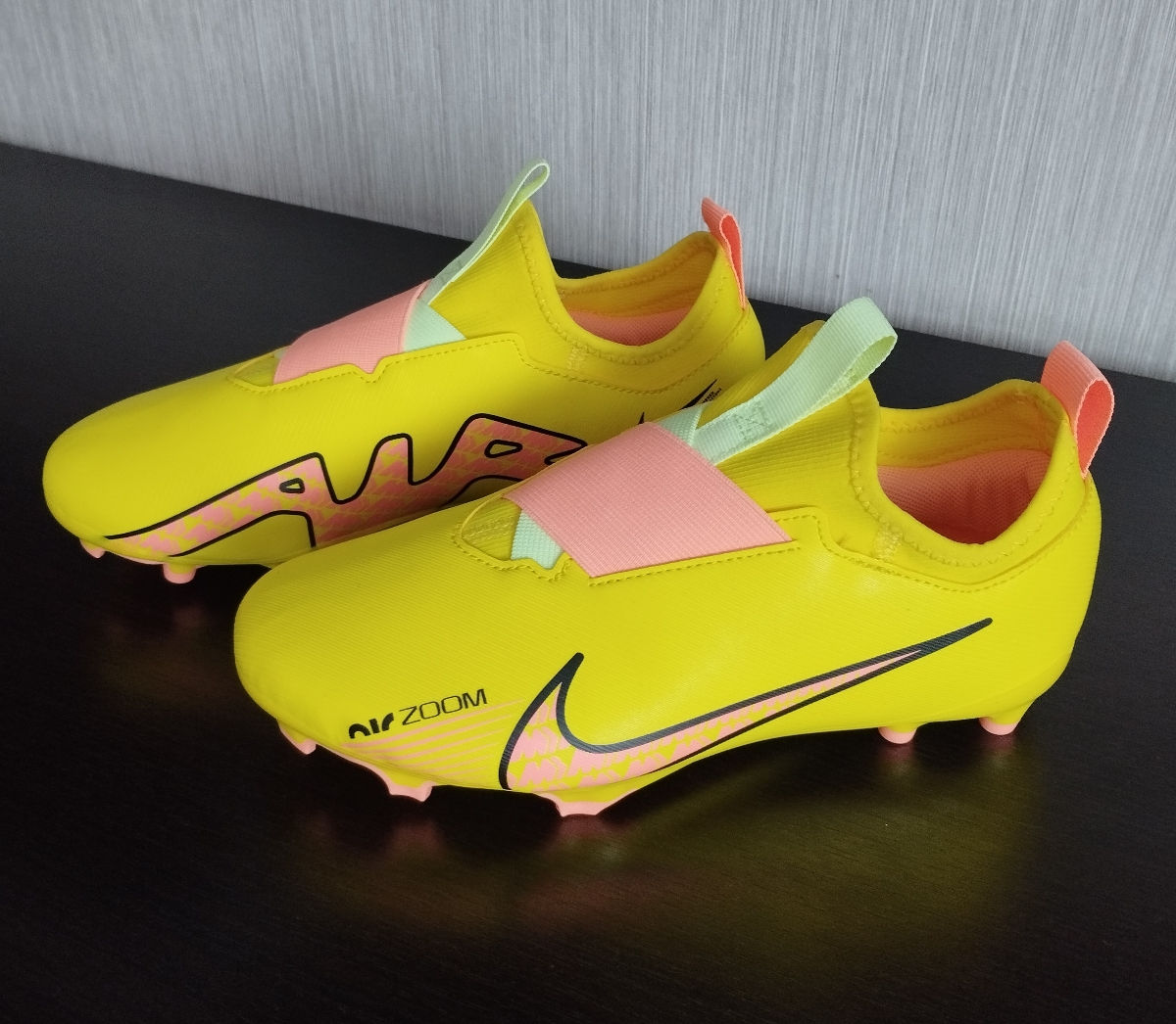 Продаю детские бутсы без шнурков Nike Mercurial Air Zoom (новые)
