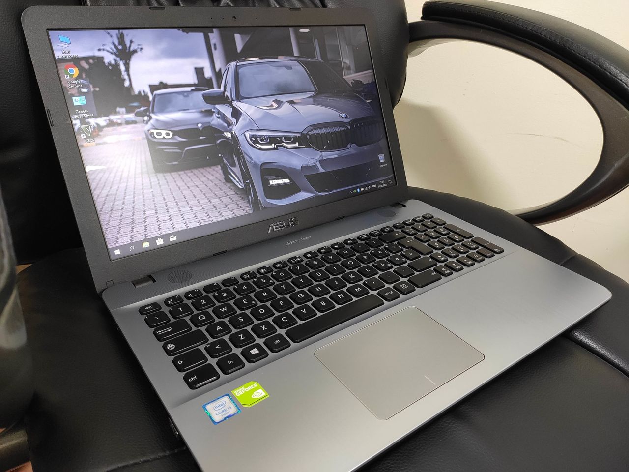 Asus i3-6006U/ 8GB Ram/ GeForce Gt 920M (2GB)