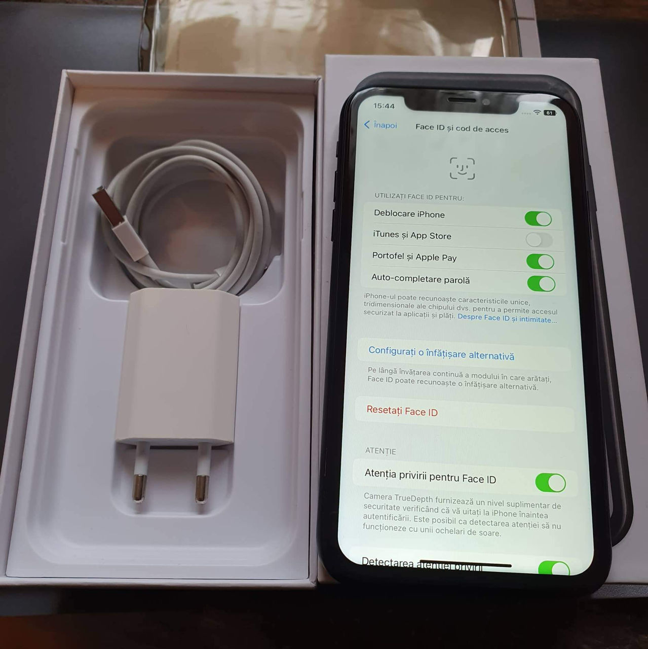 Vind iphone XR dual sim stare perfecta functionabil 10/10 full complect