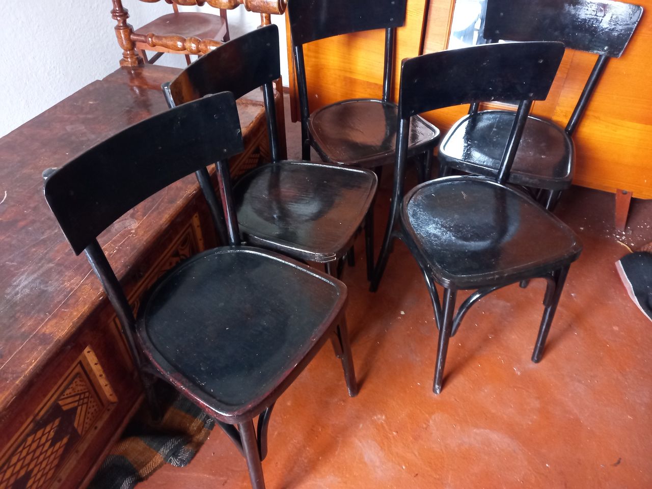 Vind scaune vechi din lemn natural 200 lei un scaun