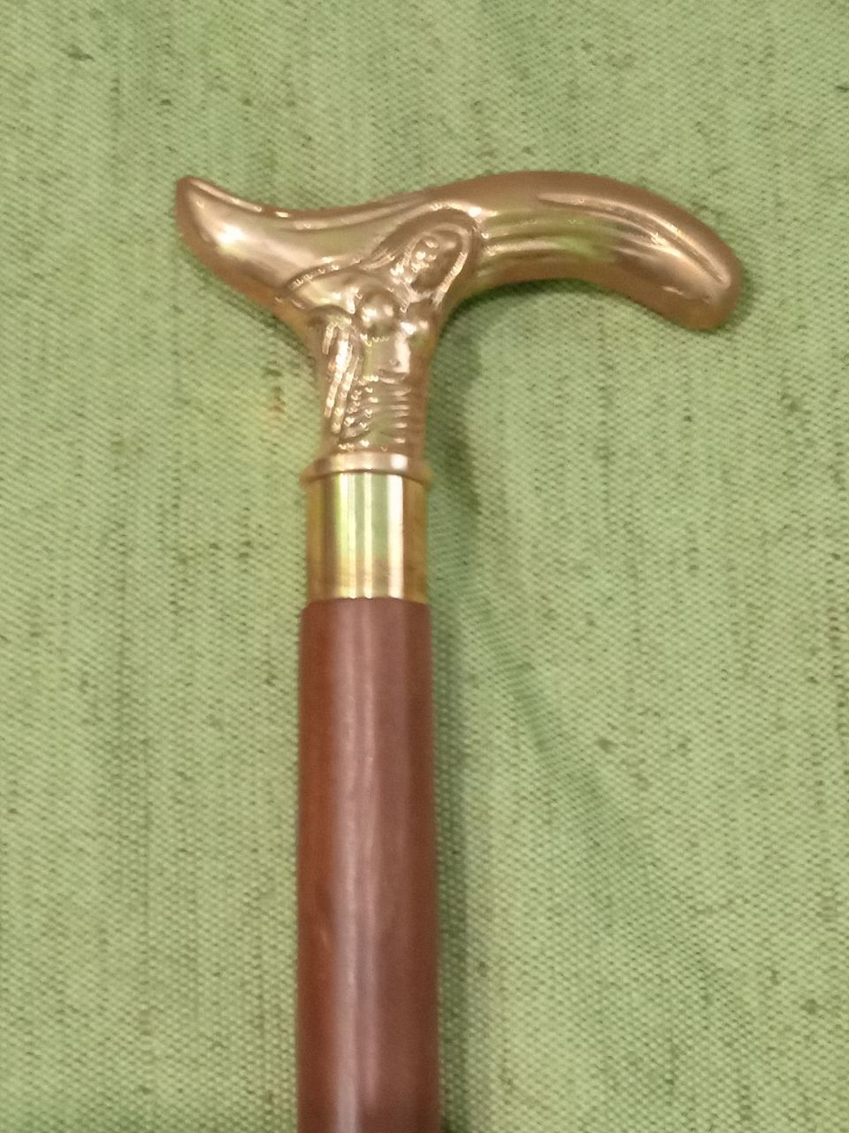 Трость, палочка для ходьбы.