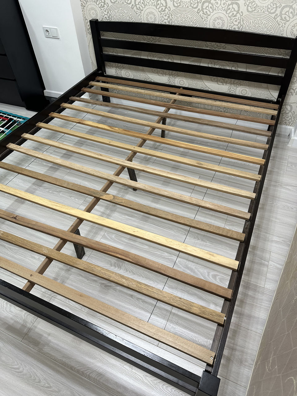 Vând dormitor/pat din lemn împreună cu saltea 160x200