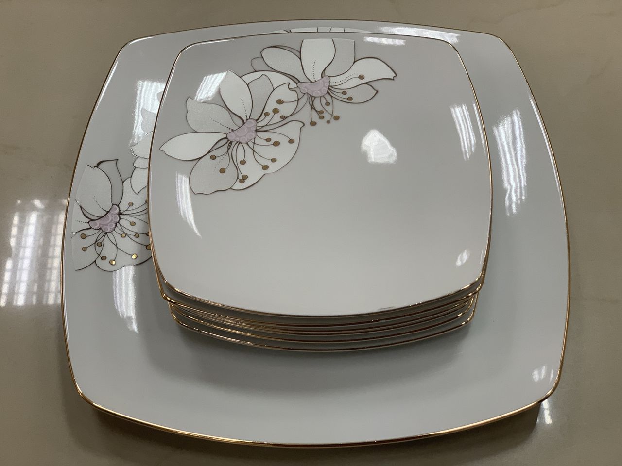 Vesela din porțelan . Set farfurii ,seturi pentru masa ,set ceai si ...