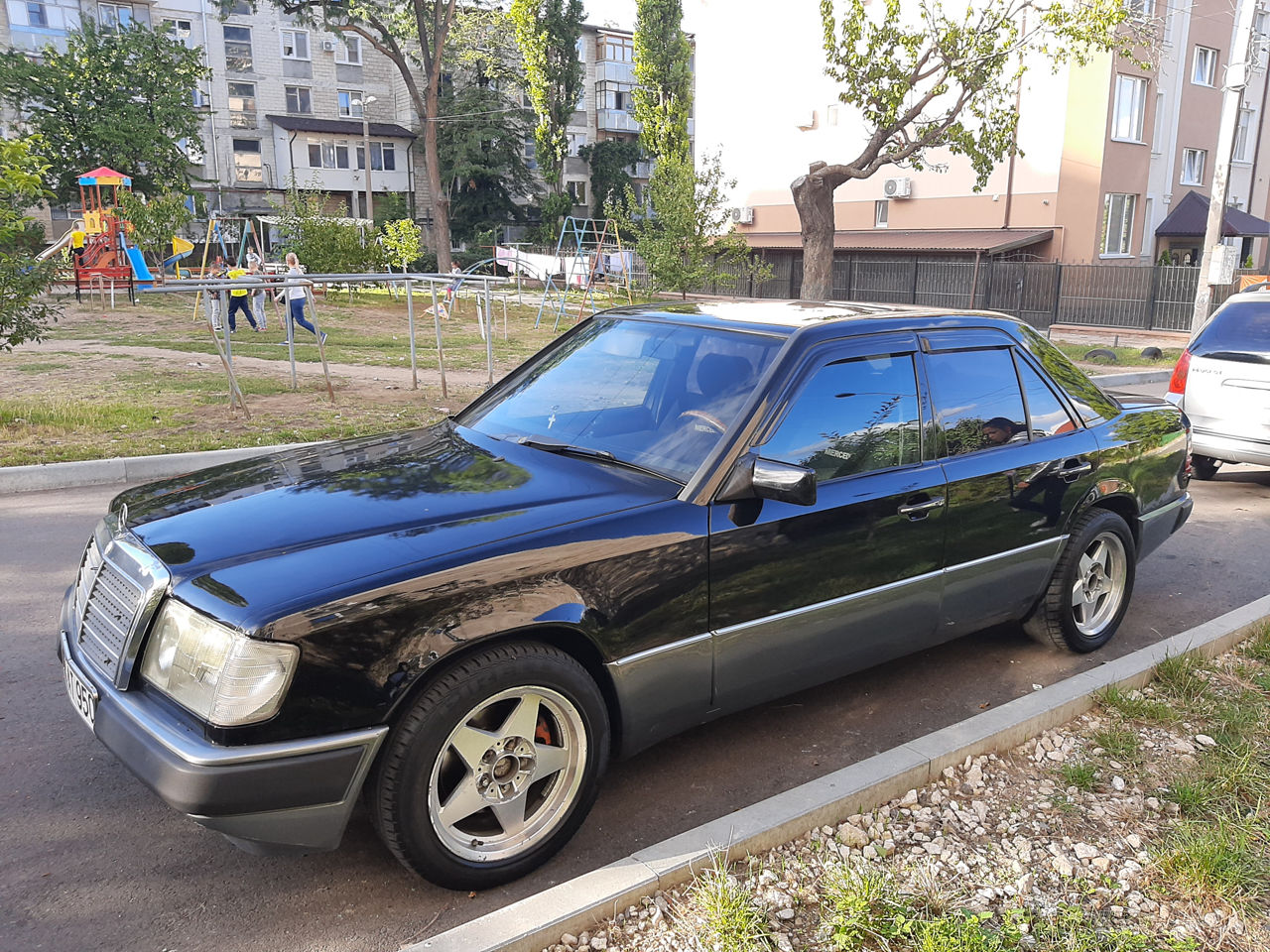 Mercedes Series (W124)