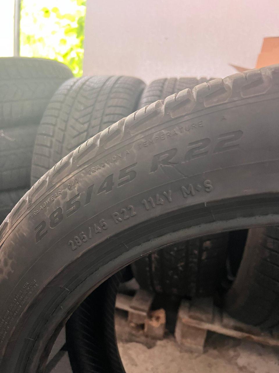 Vînd două anvelope Pirelli