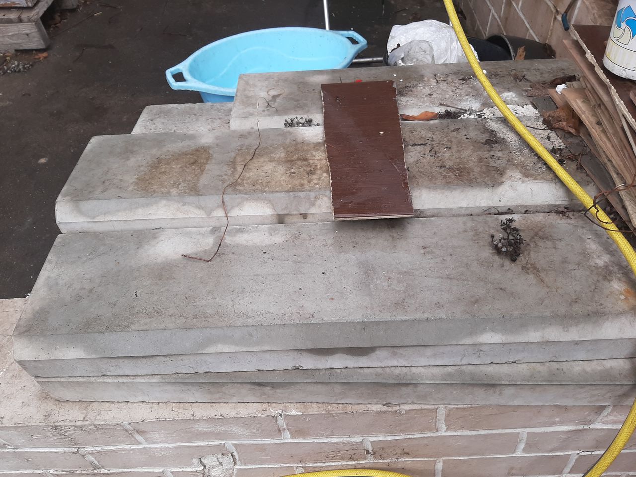 Каменный бордюр