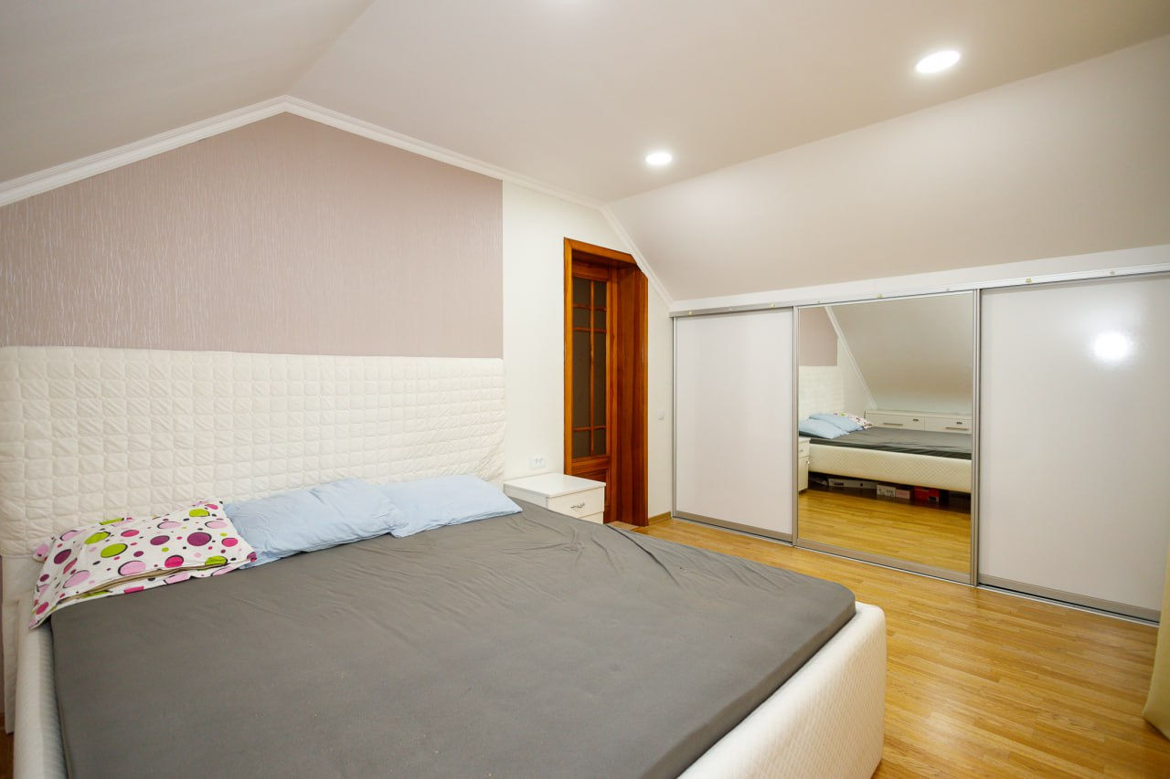 Casă, 193 m², Colonița