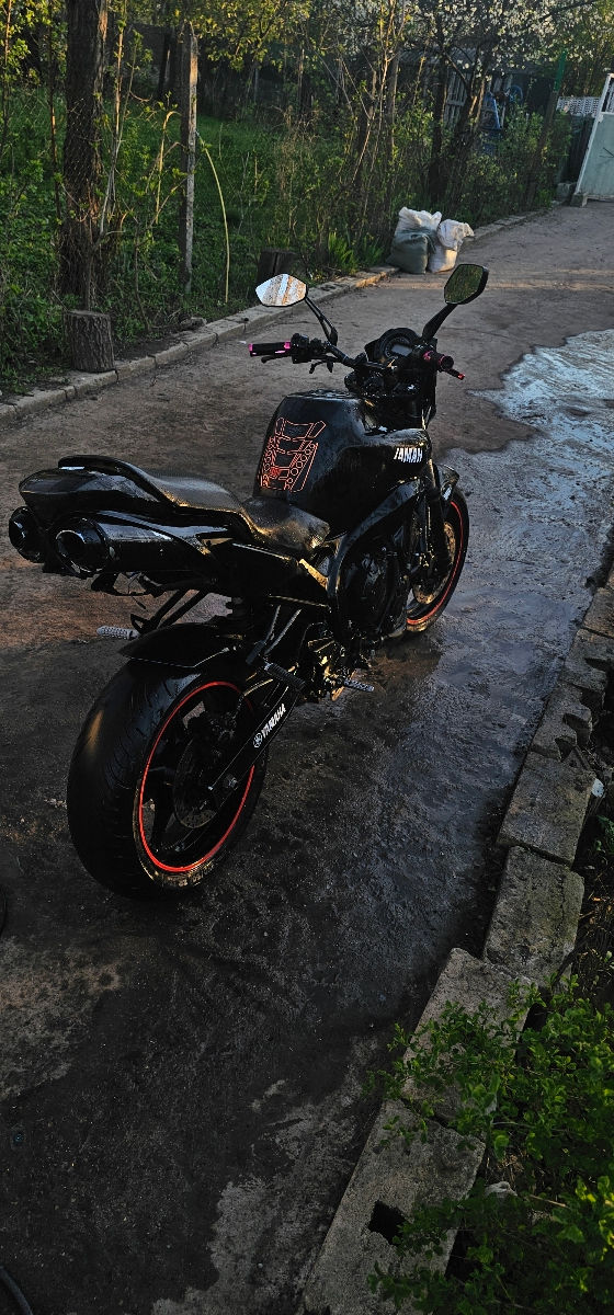 Yamaha FZ600 an. 2005 cu rulaj 25000 km, 1500