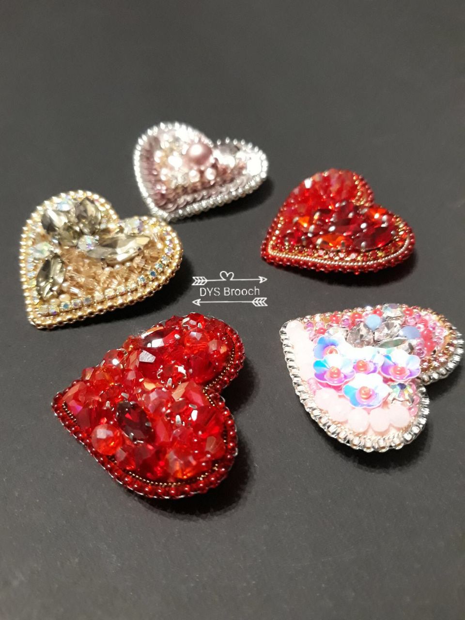 Броши / broșe din biser