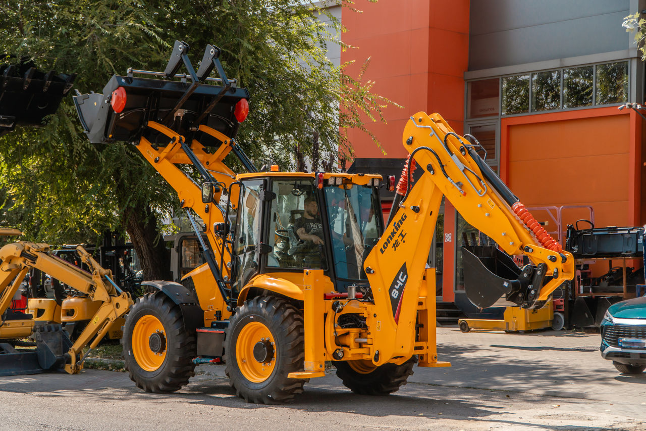 Excavator-încărcător Lonking 83C