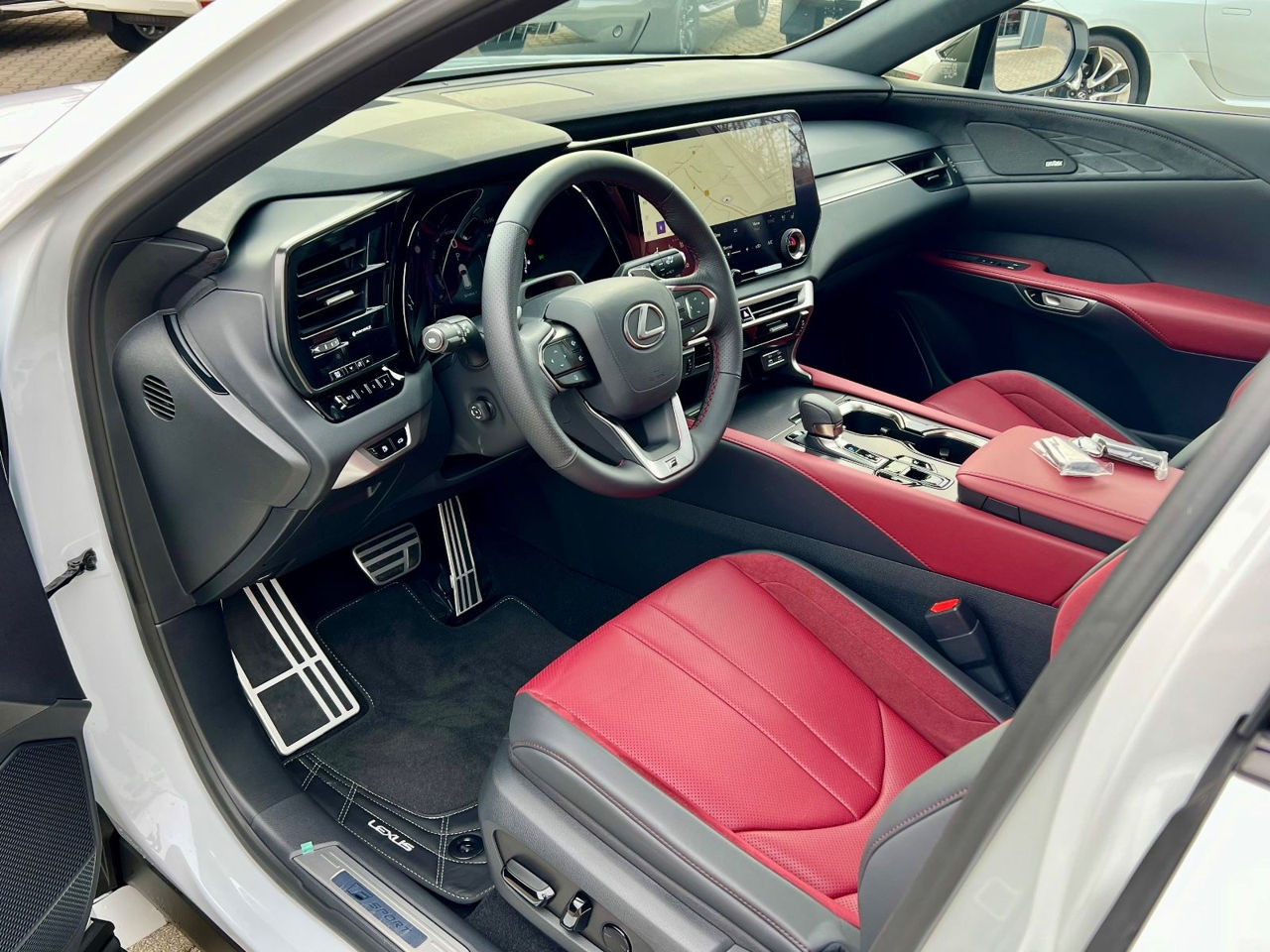 Lexus RX Series 2023 г. с пробегом 48000 км, Гибрид, 72500