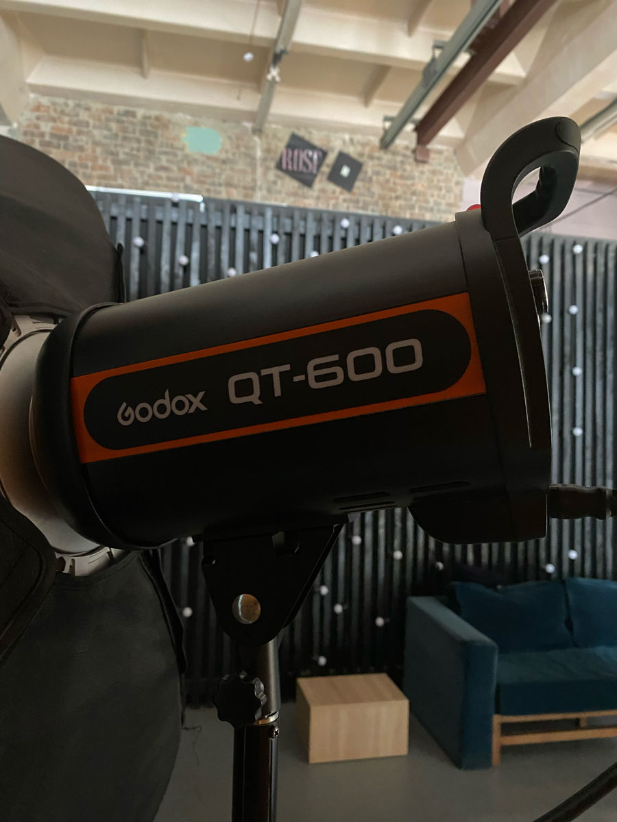 Продам Godox QT600