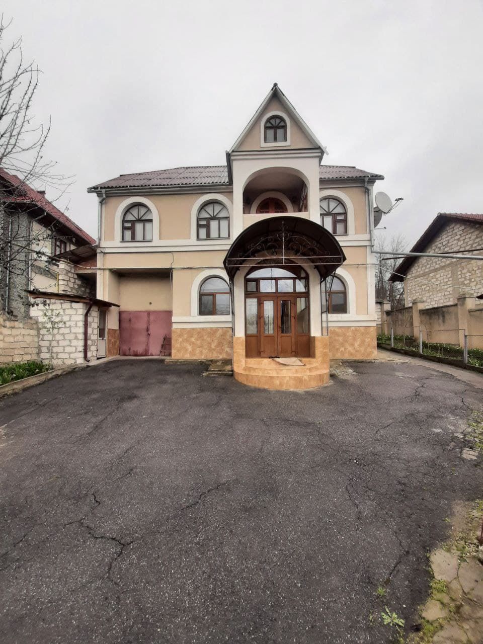 Se vinde casa cu teren