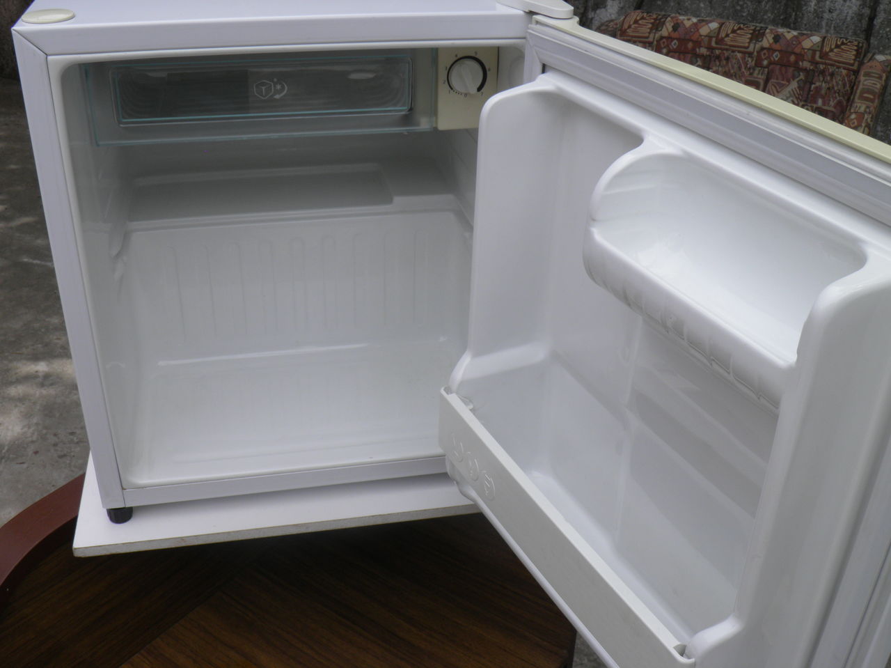 Vind frigider (mic) (LG) pentru oficiu 1 000 Lei