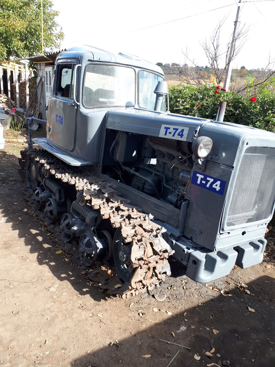 se vinde tractor t74 cu plug tractorul e în stare foarte bună are și acte