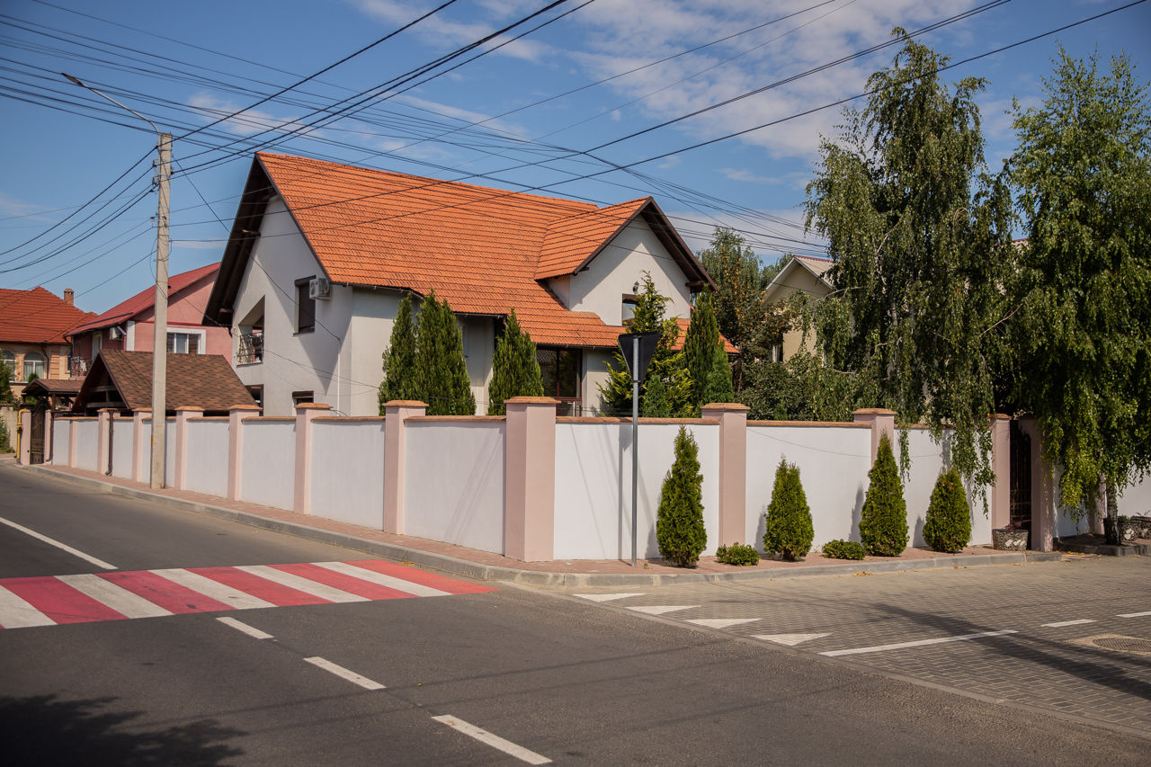 Casa capitala și compacta în centrul sect. nou Stauceni, cu beci, garaj ...